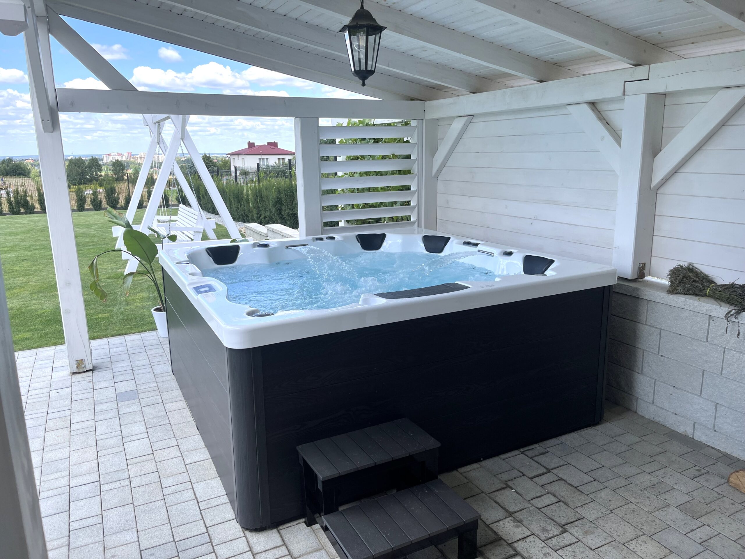 Instalacja jacuzzi na tarasie – o czym należy pamiętać, aby stworzyć ...